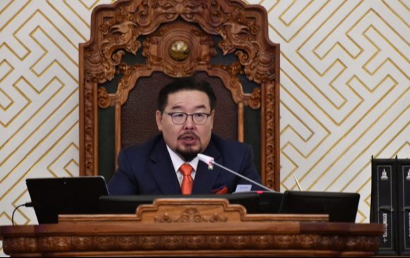 Г Занданшатар Гаднын иргэдэд газрыг 100 жилээр эзэмшүүлэх ашиглуулах хуулийн заалтыг хүчингүй